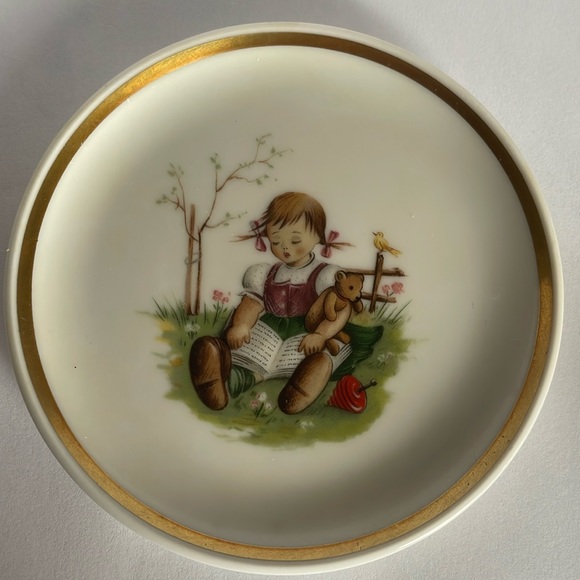 Hummel | Accents | The Berta Hummel Museum Miniature Plate Collection ...
